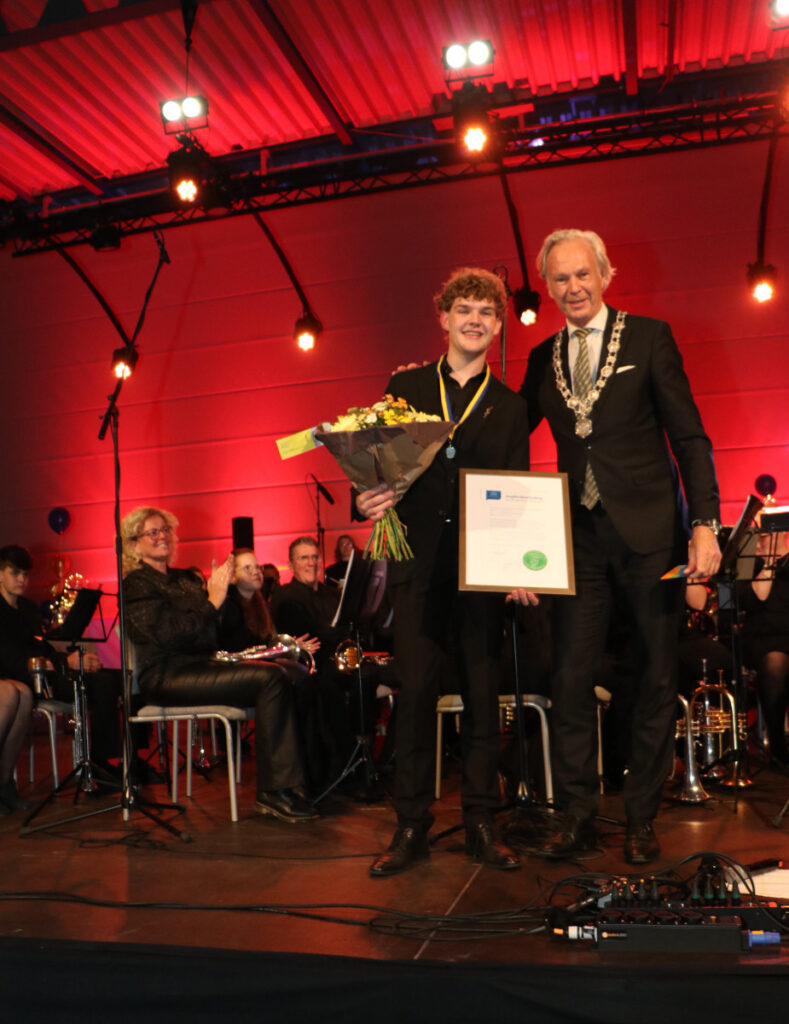 Hierdenaar Daniël Timmer ontvangt Jeugdlintje tijdens jubileum Kunst Na ...